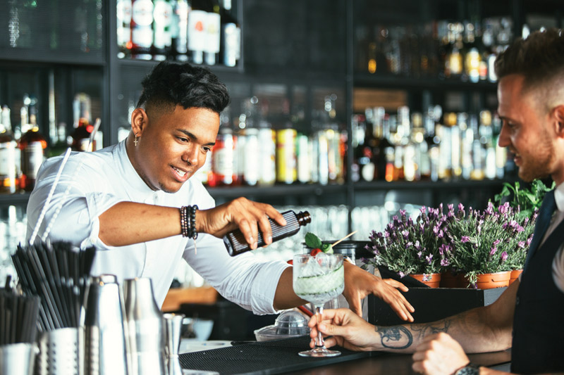 How to Spot an Expert Bartender | Town&Style